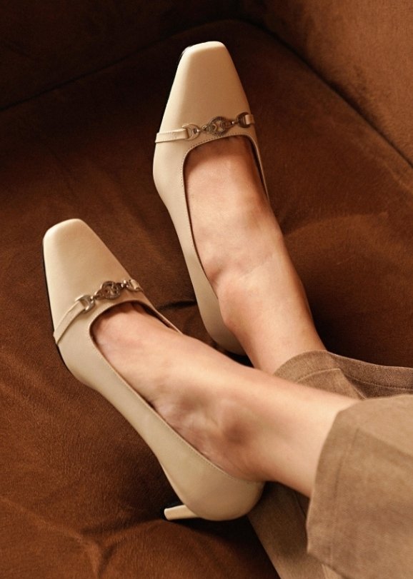 Warna Sepatu Netral yang Cocok untuk Semua Outfit? Ini Pilihan Terbaiknya