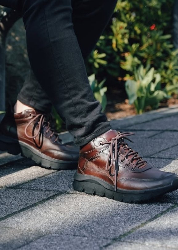 5 Rekomendasi Sepatu Boots Pria Terpopuler 2025: Dari Formal hingga ...